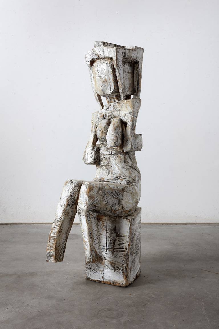 Klaus Hack | Sitzende Figur | Relief | 2013 | Holz, weiß gefasst | 123 ...